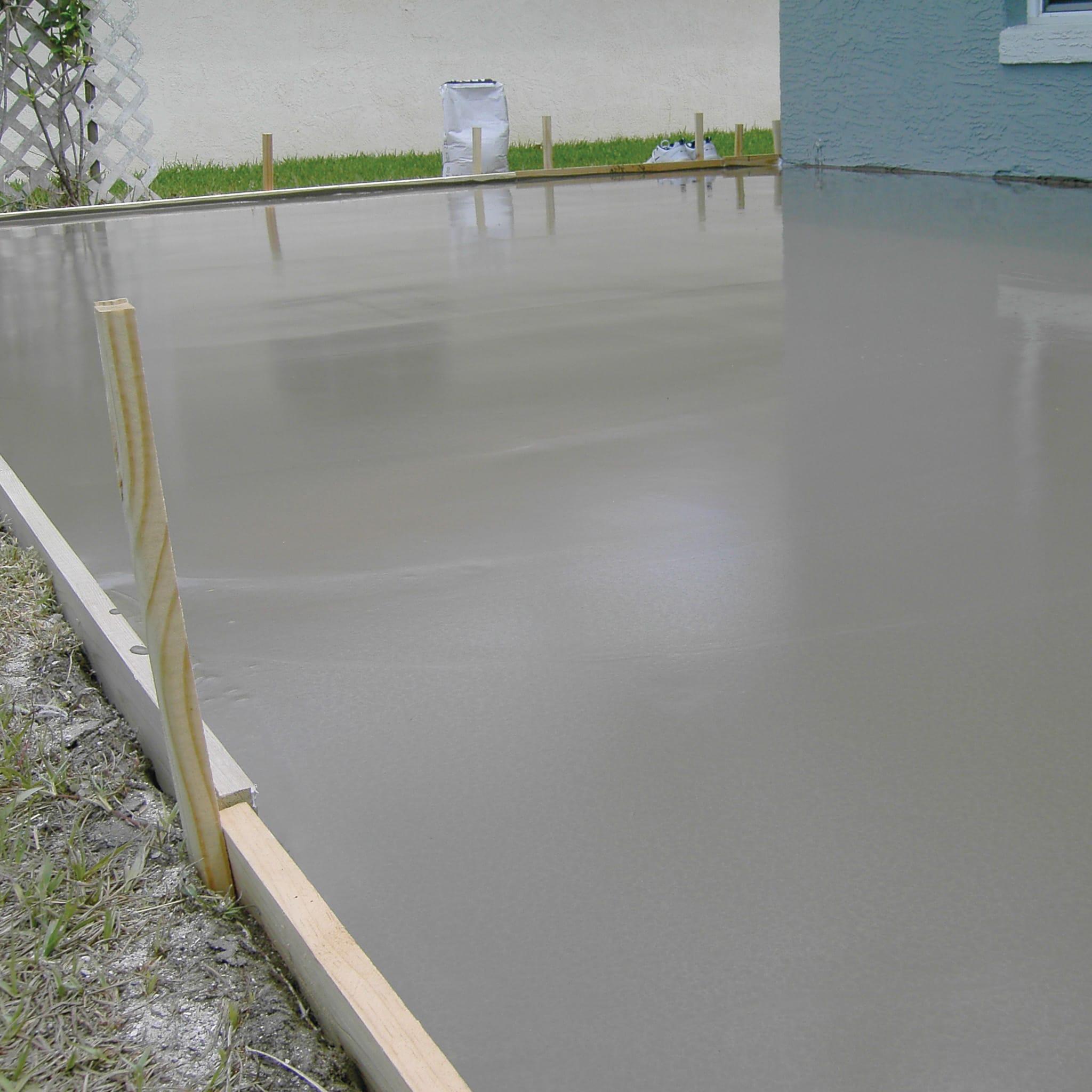 ARDEX K 301™ is an exterior self-leveling concrete topping